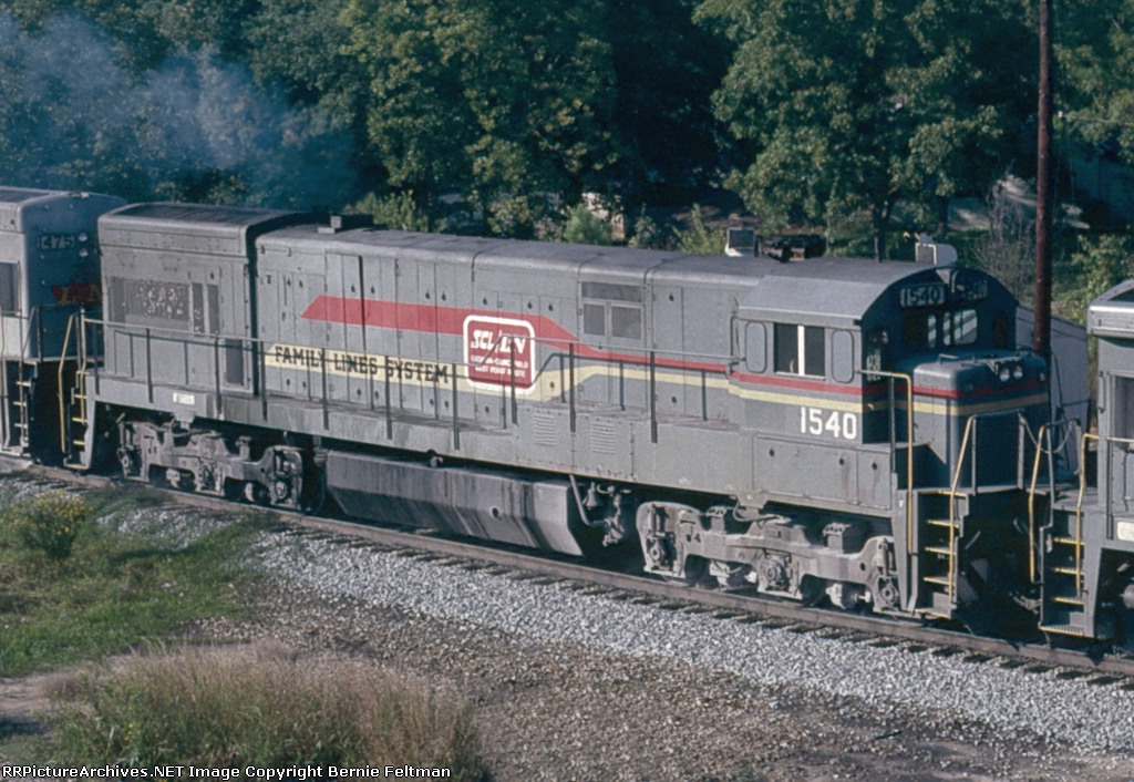SBD U30C #1540 pulling on the grade approaching the Yard Office